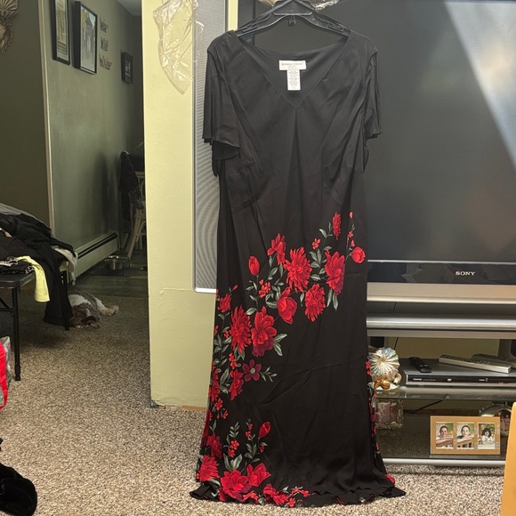 Donna Ricco | Dresses | Donna Ricco Black Dress With Red Floral Pattern ...